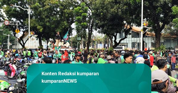 Massa Ojol Mulai Berkumpul di Sekitar Patung Kuda | kumparan.com
